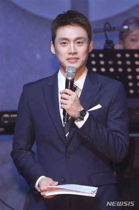 어반자카파 정규앨범 발매 쇼케이스 진행하는 오상진 아나운서