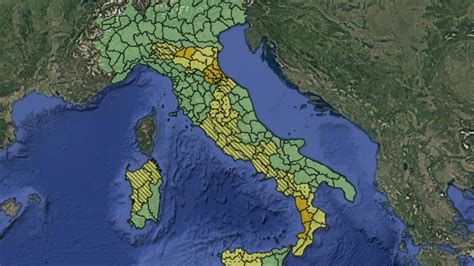 Le previsioni meteo per domani lunedì dicembre diramata l allerta gialla e arancione su