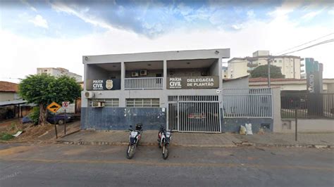 Casal é flagrado fazendo sexo em via pública em plena luz do dia em