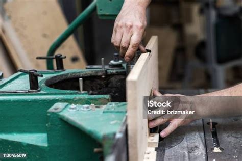 취미 나무 개념입니다 Cabinetmaker 핸디 소매 상인의 자른된 사진 차고에 목공 기계 만드는 가구에 나무 판자를 설치 가구에 대한 스톡 사진 및 기타 이미지 Istock