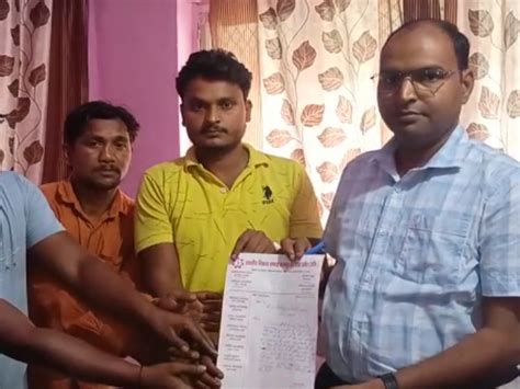 हाथरस में वेतन न मिलने से नाराजगी एसडीएम को दिया ज्ञापन Displeasure