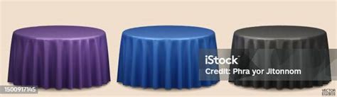 베이지색 배경에 격리된 식탁보가 있는 원형 테이블 세트 회의실 테이블 옷 보라색 파란색 및 검은색 실크 테이블 옷 3d 벡터 그림입니다 3차원 형태에 대한 스톡 벡터 아트