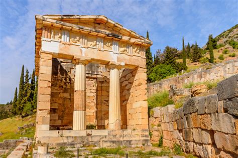 델파이 그리스 산 파에 고고학 사이트에서 아테네 재무부 델파이 아폴로 성소에서 Oracle에 의해 유명 유네스코 세계 유산 0명에 대한 스톡 사진 및 기타 이미지 Istock