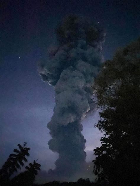 菲律賓中部坎拉翁火山相隔6年半再爆發 居民：聽到像行雷一樣的巨響有片 Am730