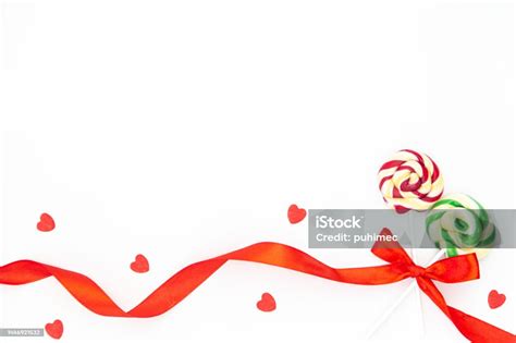 두 개의 아름다운 막대 사탕은 흰색의 활에 빨간 리본으로 묶여 있습니다 0명에 대한 스톡 사진 및 기타 이미지 0명 가지