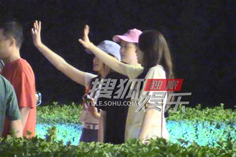 赵露思曾黎参加剧组聚餐 二人有说有笑氛围超级好 搜狐大视野 搜狐新闻