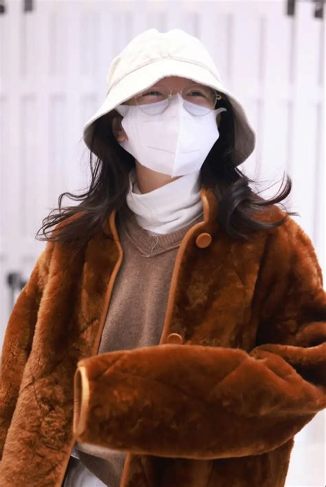 周冬雨素颜走机场太任性！穿80年代的奶奶服，不仅不土，反而美得清新又脱俗！