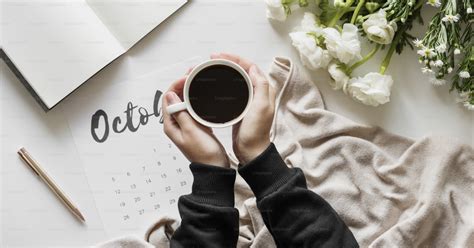 달력 미니멀 스타일을 사용하는 여성 이 달력은 우리 자신의 일반적인 디자인입니다 저작권이 있는 디자인을 침해하지 않습니다 사진 Unsplash의 달력 이미지