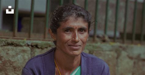 Une Femme Assise Sur Le Sol Tenant Une Plante Photo Photo Bangalore