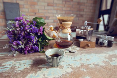 커피 필터 꽃 및 벽돌 벽 배경 컬러 레트로 스타일 땅에 물 붓는 지상 커피의 보기 텍스트에 대 한 공간을 복사 합니다 태국 갈색에 대한 스톡 사진 및 기타 이미지 Istock