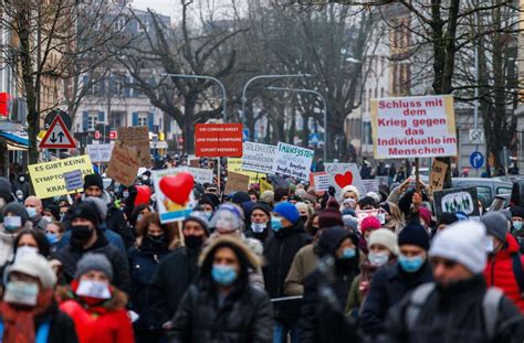 Wieder Corona Demos in Baden Württemberg Demonstranten treffen sich als Spaziergänger Baden