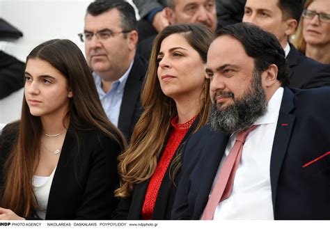 Μητέρα 4 παιδιών με σπάvιες δημόσιες εμφανίσεις Αυτή είναι η