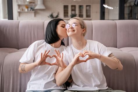 Feliz Lesbiana Pareja Tomando Selfie En Foto De Archivo Imagen De