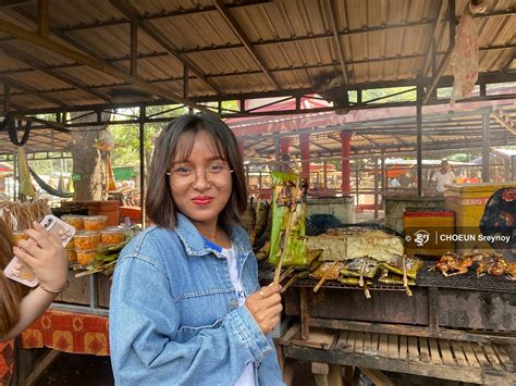 កាន់បិណ្ឌ ពុទ្ធបរិស័ទឆ្លៀតពេលចេញពីវត្ត
