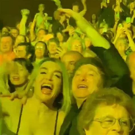 Javier Milei fue al teatro con Fátima Flórez y cantaron eufóricos