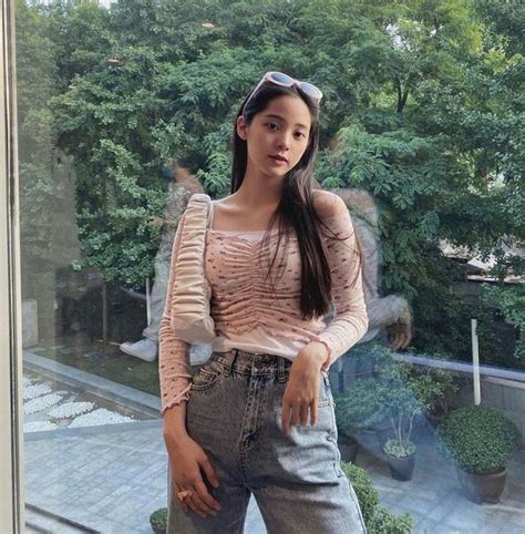 20歲歐陽娜娜身材太好了穿碎花緊身衣搭牛仔褲可愛俏皮