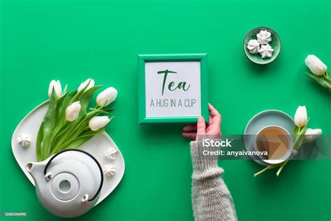 봄 축 하 플랫 레이 어머니의 날 발렌타인 데이 국제 여성의 날 8 또는 3 월 차 주전자 컵 흰 튤립 과자 컵에 포옹이라는 텍스트가 있는 손 잡기 프레임 3월에 대한 스톡