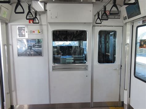E233系2000番台の車内 常磐線各駅停車や千代田線で使用