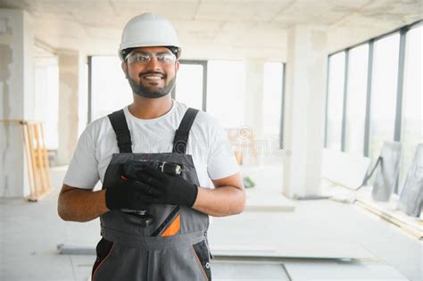 Retrato De Jovem Trabalhador Indígena Profissional Em Uniforme E