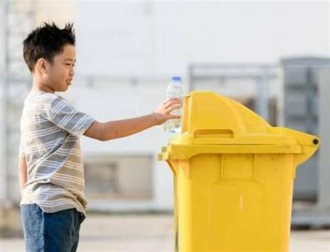 Detail Gambar Orang Sedang Membuang Sampah Koleksi Nomer 23