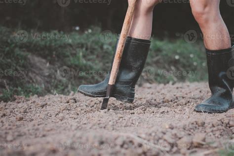 Primer Plano De La Pierna Usar Las Botas Cavar El Suelo Preparar Para