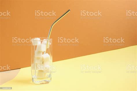 유리 베이지 색 및 갈색 배경 복사 공간에 금속 재사용 가능한 칵테일 튜브와 흰 설탕 큐브 비만증에 대한 스톡 사진 및 기타 이미지 Istock