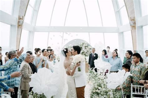 Potret Romantis Mikha Tambayong Dan Deva Mahendra Menikah Di Bali Ada