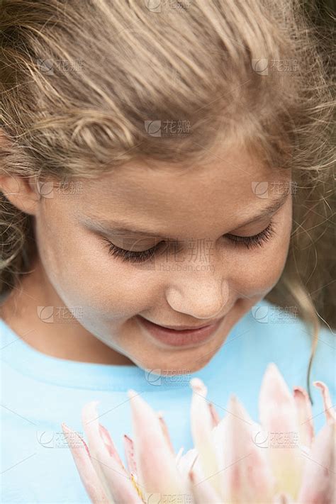 女孩闻花