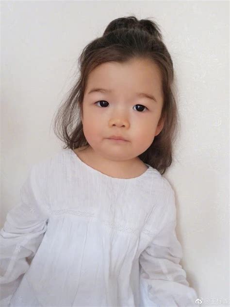 吳雅婷曬女兒近照，王大姐穿復古長裙，手提裙擺凹造型又美又淑女 每日頭條