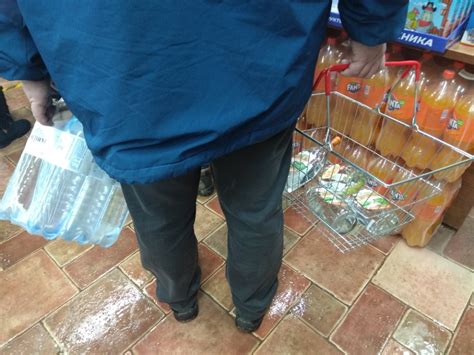 Создать мем тележка с едой в магазине торговля просроченные продукты Картинки Meme