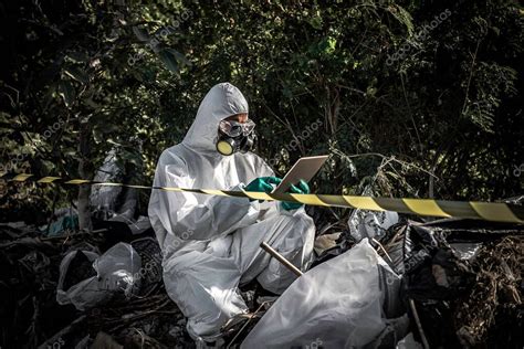 Científico asiático desgaste traje de protección química comprobar
