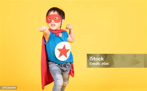 노란색 벽 배경에 슈퍼 히어로를 재생 귀여운 작은 아시아 아이 소년 슈퍼 히어로 성공과 승자 개념 해피 타임 공간을 복사합니다 4 5세에 대한 스톡 사진 및 기타 이미지