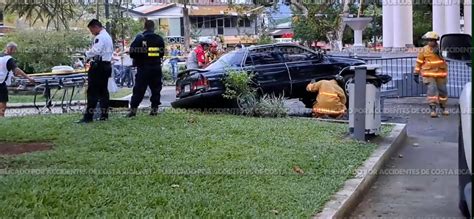 VEHICULO SE SALE DE LA VIA E INGRESA AL PARQUE DE TURRIALBA SomosACRnet