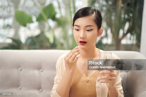 아픈 여자는 손에 물 한 잔과 약을 먹고 먹기에 대한 스톡 사진 및 기타 이미지 먹기 알약 건강관리와 의술 Istock