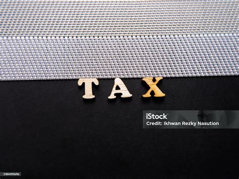 회색과 검은색 배경에 나무 글자 텍스트 Tax 동기 부여 단어 인용 개념 복사 공간 배너 평면도 평면 평지 계절 판매 소매 쇼핑 개념 블랙 프라이데이 세일 0명에 대한 스톡