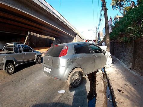 G1 Carro pega fogo após bater em poste na Avenida Heitor Dias