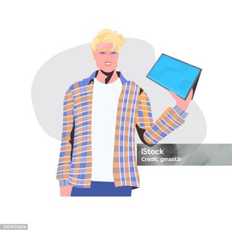 Pria Memegang Tablet Pc Model Pria Dalam Pakaian Trendi Kasual Pria