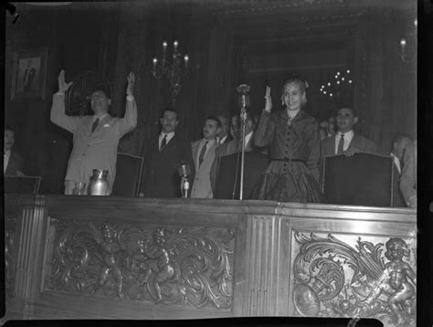 Juan Domingo Perón y Eva Perón saludan durante un acto en Trabajo y Previsión 16 04 1952 Eva