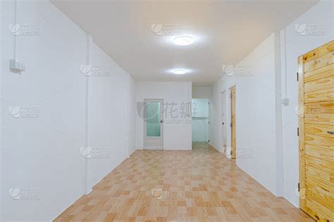 在房子的一边翻新把房子刷成白色室内的家里