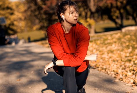 공원에서 달리기 전에 워밍업과 스트레칭을 하는 젊은 여성 가을에 대한 스톡 사진 및 기타 이미지 가을 여자 조깅 Istock