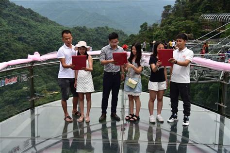 广东情侣在悬空玻璃平台立下山盟海誓签下爱情约，称永不背叛对方 知乎