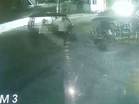 Cctv Footage Viral वाराणसी के सामनेघाट पुल के समीप से ई रिक्शा चोरी