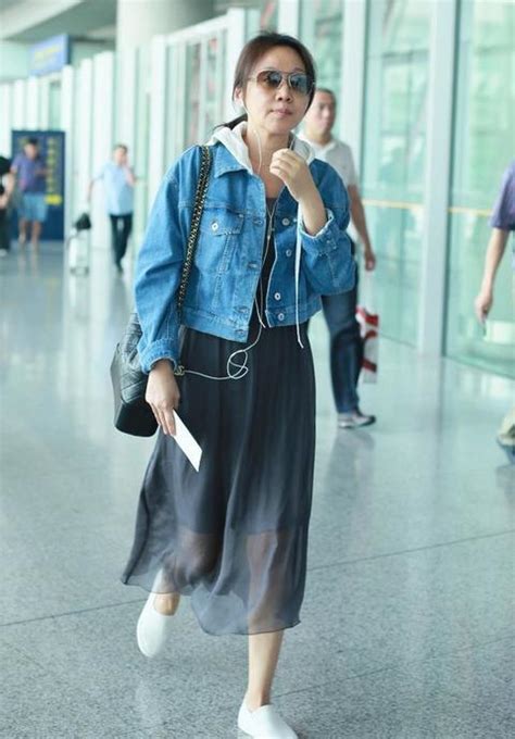 47岁闫妮机场素颜照又惊到网友：化妆不化妆，完全两个人