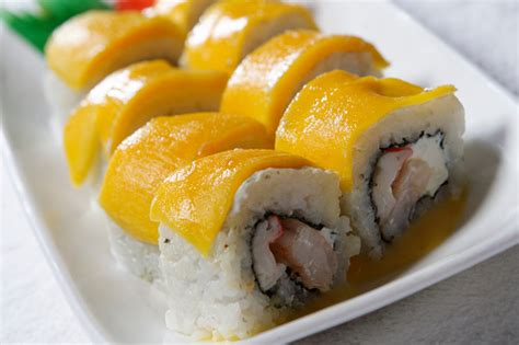 초밥은 전통적으로 중간 곡물 흰 쌀로 만들어집니다 오징어 장어 노란 꼬리 연어 참치 또는 모조 게 살과 같은 해산물로 매우 자주
