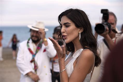 Bagno Al Lido Per La Madrina Rocio Morales Al Via Il Festival Di Venezia