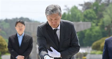 노재헌 5·18묘지 참배 후 ‘노태우 회고록 수정 의사 표명