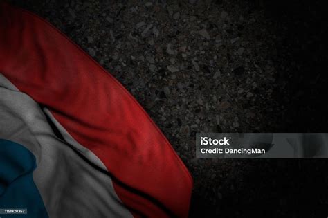 텍스트에 대 한 빈 공간을 가진 어두운 아스팔트에 큰 주름 룩셈부르크 국기의 멋진 어두운 그림모든 휴일 플래그 3d 그림 3차원 형태에 대한 스톡 사진 및 기타 이미지