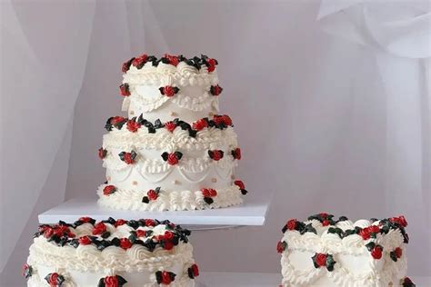 Pin On Botasebi Retro Wedding Cakes Wedding Cakes Vintage Winter