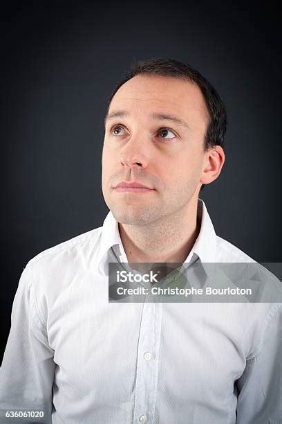 잘 생긴 남자는 옷의 다른 세트에서 다른 표현을하고 생각 30 34세에 대한 스톡 사진 및 기타 이미지 30 34세 갈색 머리 검정색 배경 Istock