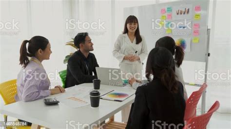능숙하게 숙련 된 사업가 팀 리더의 비즈니스 프로젝트 프레젠테이션 기업 비즈니스 팀 협업 개념입니다 가리키기에 대한 스톡 사진